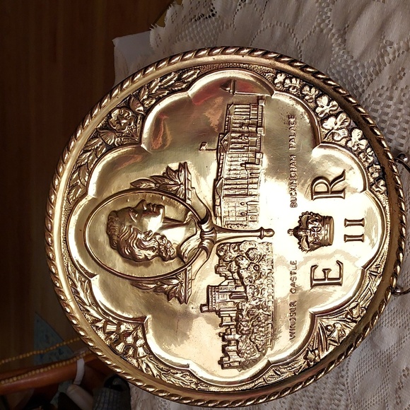 Royalty Collectible | Accents | Old Queen Elizabeth Ii Metal ...